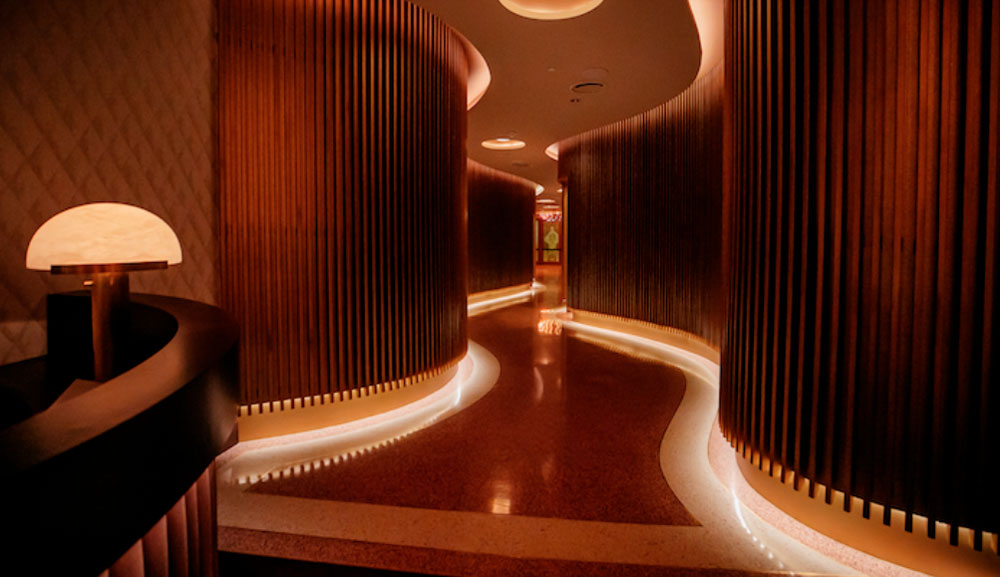 El estilo retro glam brilla en el restaurante Queen Miami Beach ...